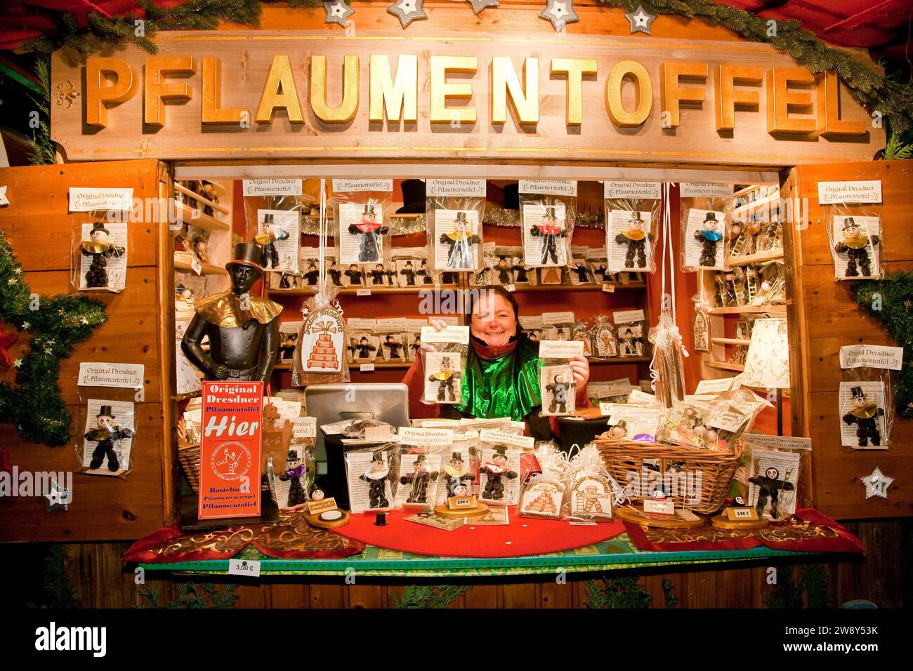 Plum potato seller at the Striezelmarkt Stock Photo - Alamy