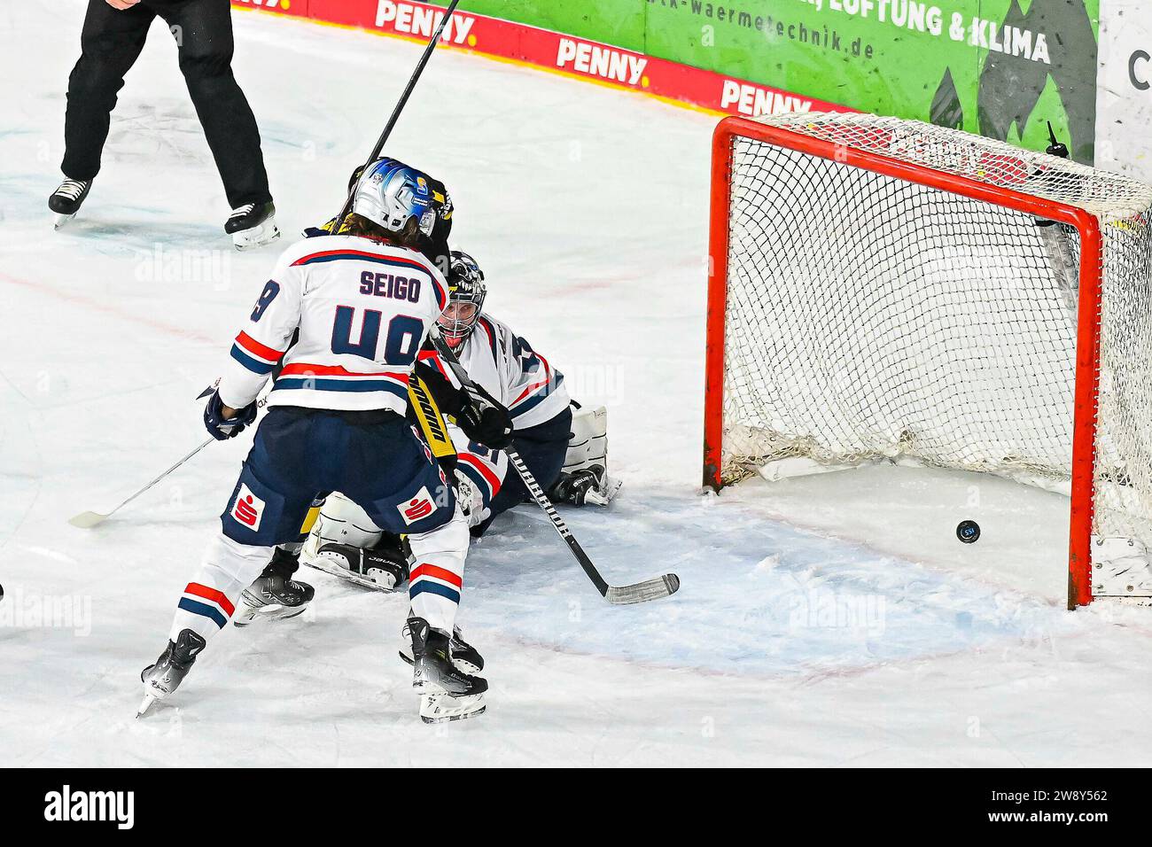 Eishockey - DEL 2: Krefeld Pinguine vs Kassel Huskies am 22.12.2023 in ...