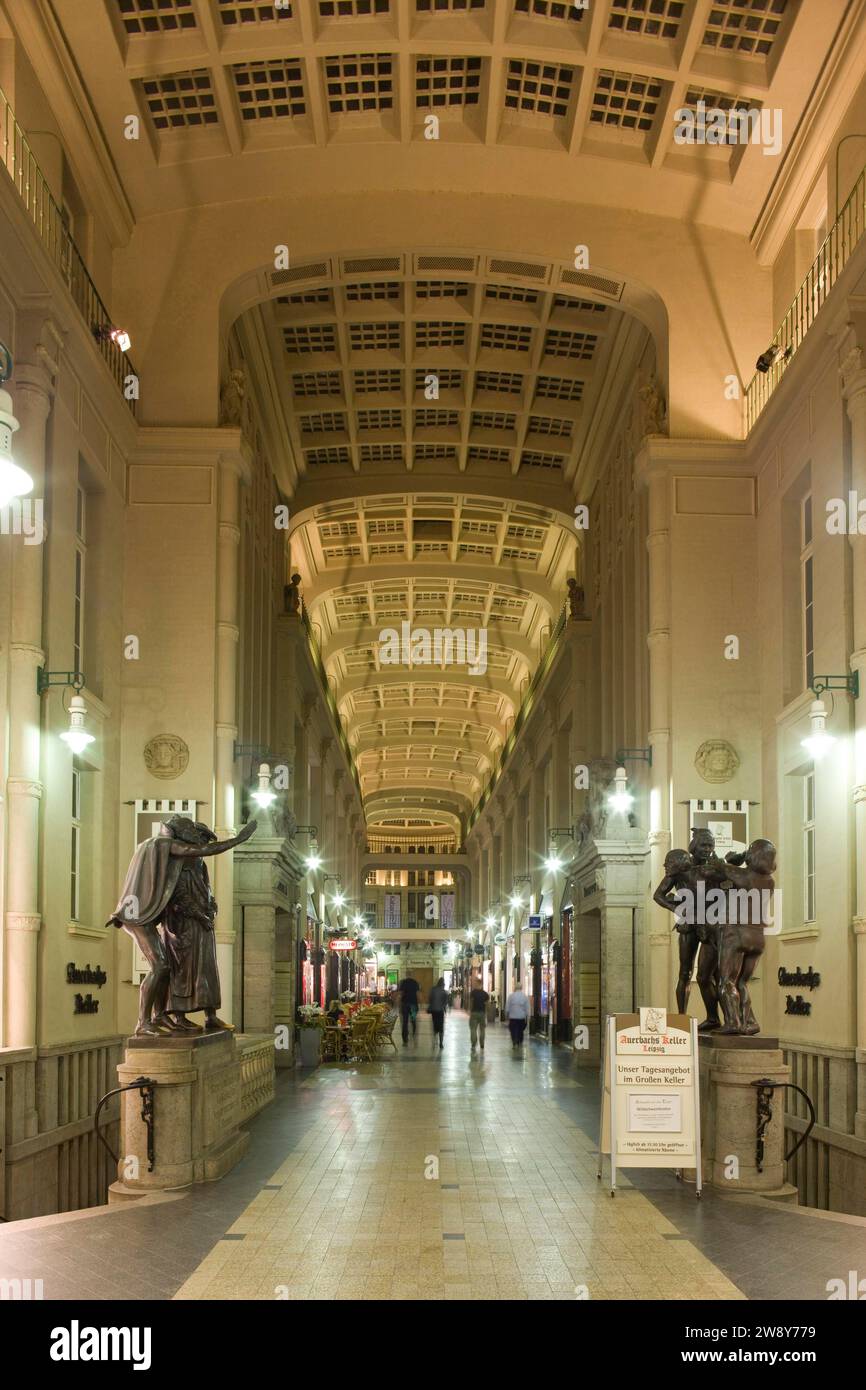 In the Maedler Passage, the entrance to Auerbachs Keller, passers-by ...