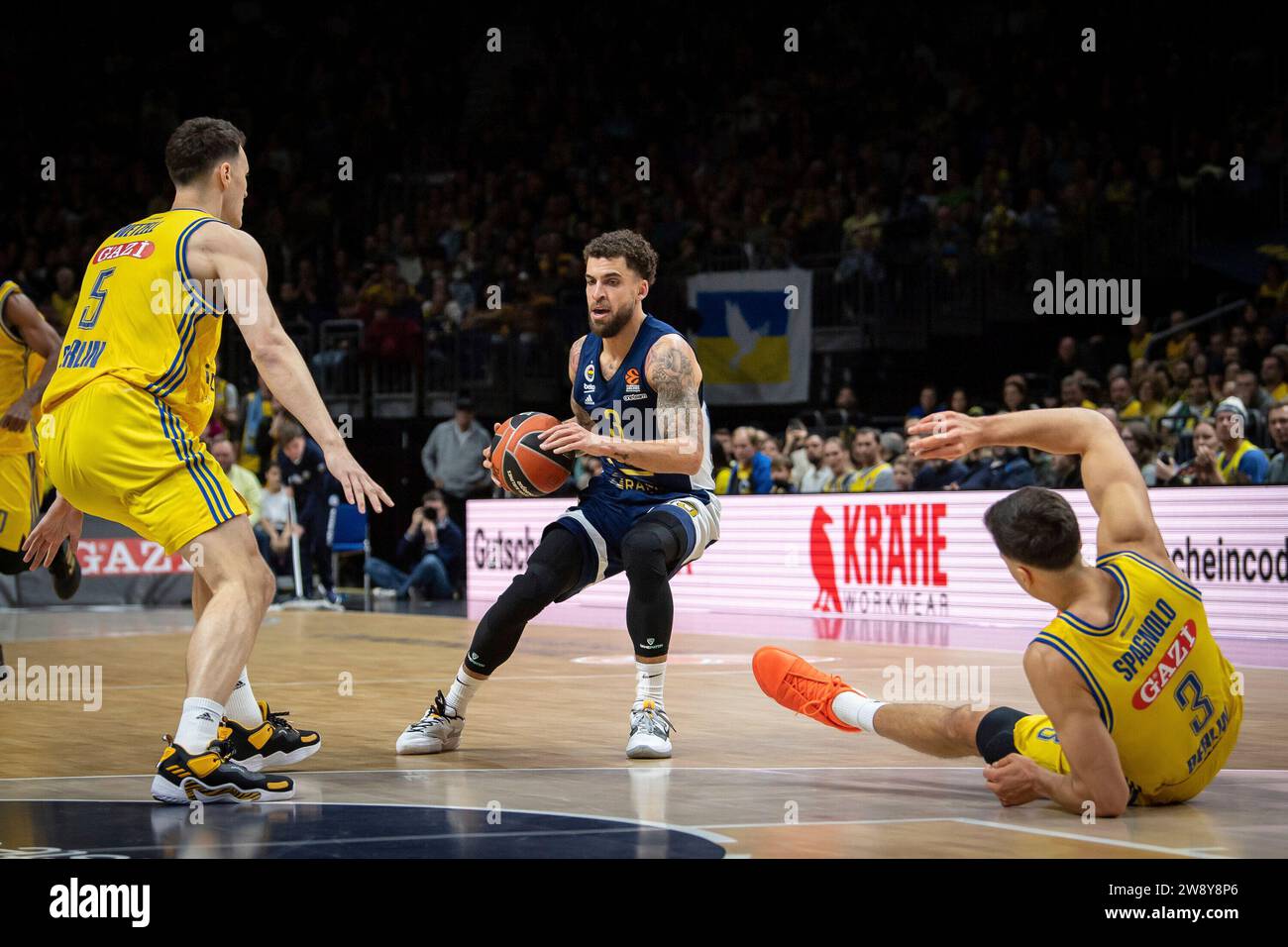 Yanni Wetzell (Alba Berlin, #5), Scottie Wilbekin (Fenerbahce Beko ...
