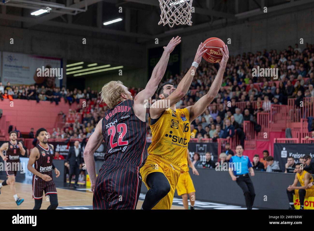Trey Woodbury (Bamberg Baskets, #22) Georgios Kalaitzakis (Tigers ...