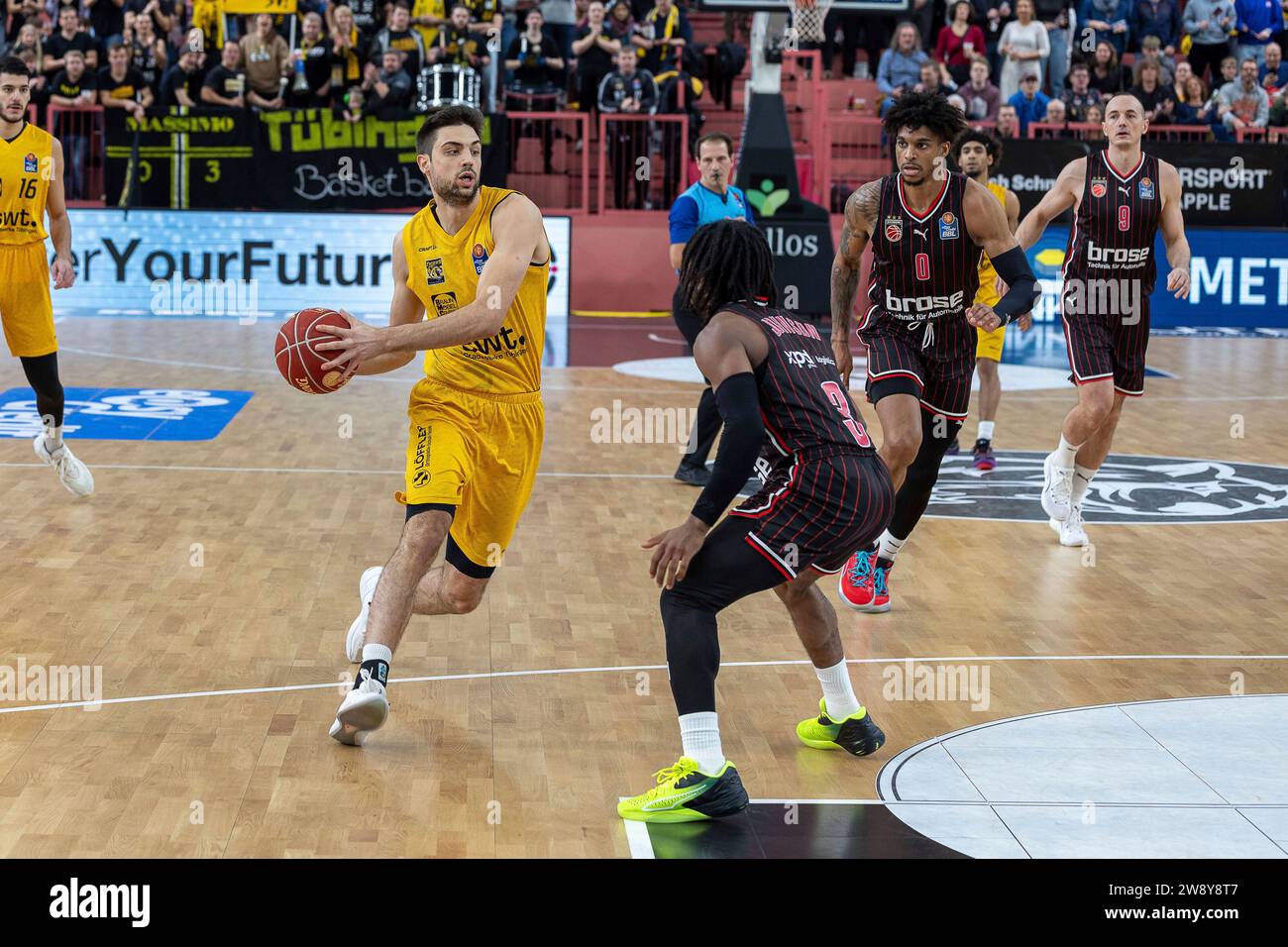 Matteo Seric (Tigers Tuebingen, #17) Malik Johnson (Bamberg Baskets ...