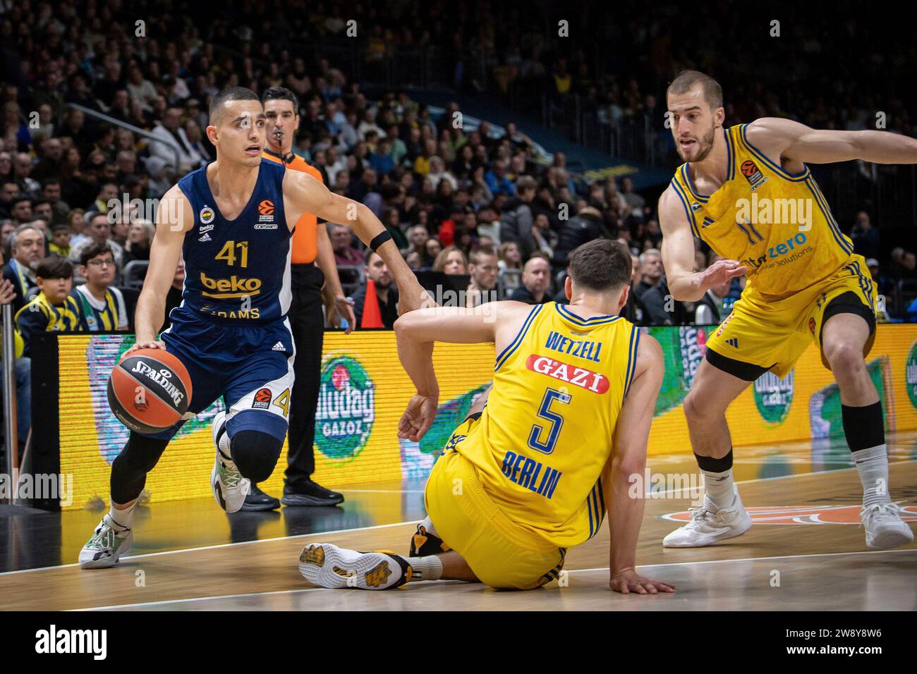 Yam Madar (Fenerbahce Beko Istanbul, #41), Yanni Wetzell (Alba Berlin ...