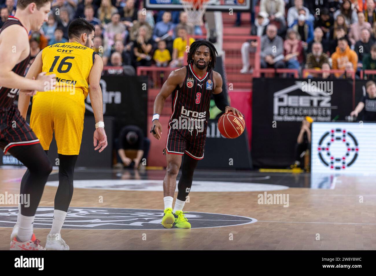 Georgios Kalaitzakis (Tigers Tuebingen, #16) Malik Johnson (Bamberg Baskets, #03) Tigers ...