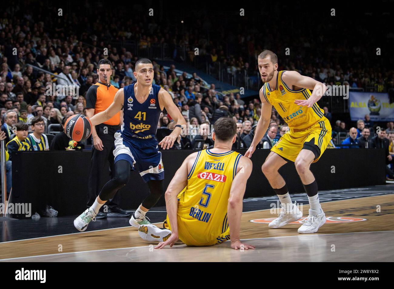 Yam Madar (Fenerbahce Beko Istanbul, #41), Yanni Wetzell (Alba Berlin ...