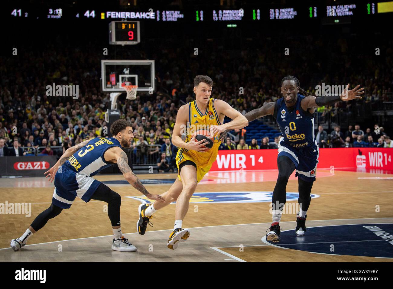 Scottie Wilbekin (Fenerbahce Beko Istanbul, #3), Yanni Wetzell (Alba ...