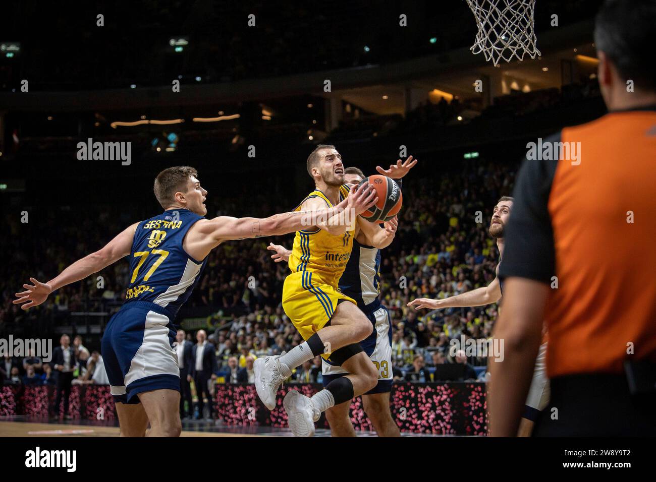 Nathan Sestina (Fenerbahce Beko Istanbul, #77), Matt Thomas (Alba ...