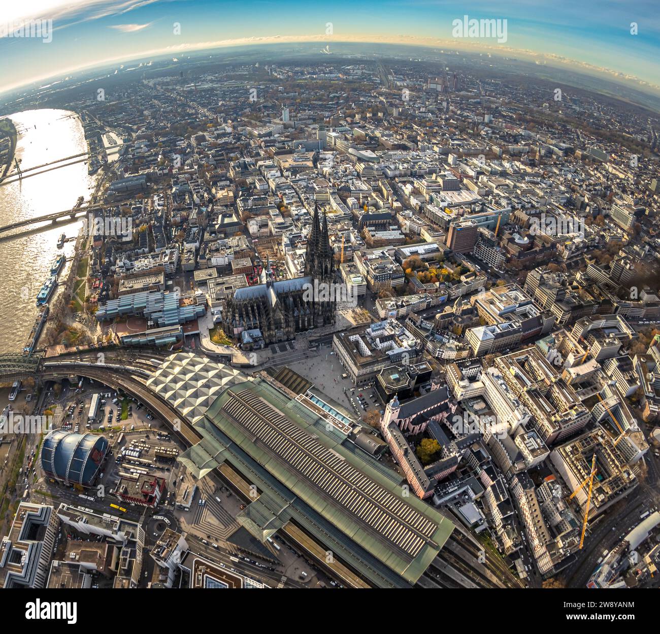 Cologne cathedral and cologne central station hi-res stock photography ...