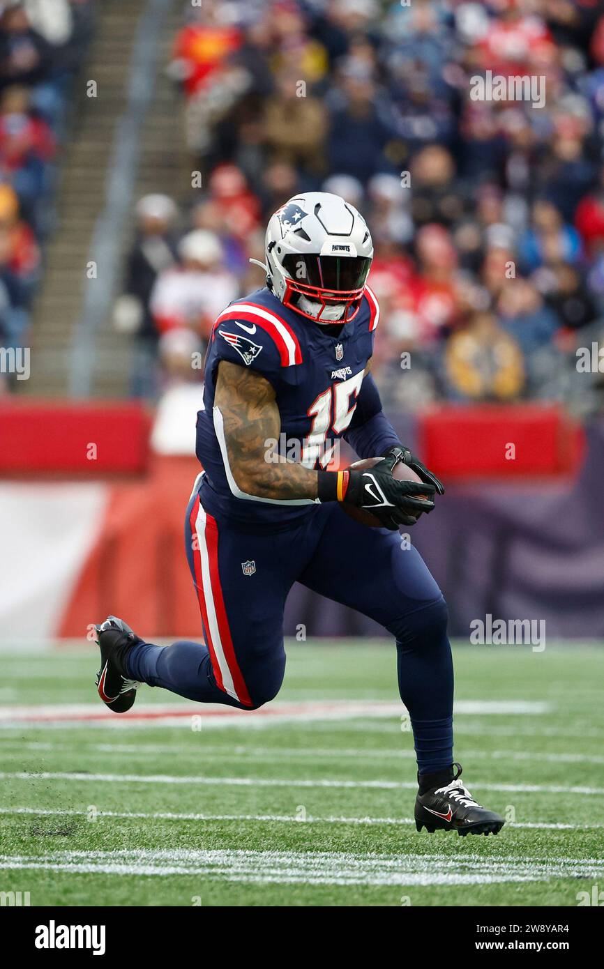New England Patriots' Ezekiel Elliott runs against the Kansas City ...