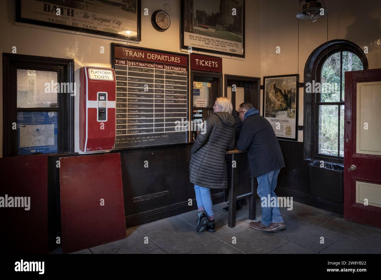 Haworth station sign hi-res stock photography and images - Alamy