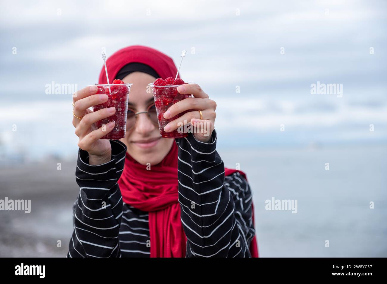 Muslim woman pleasure during her adventure at the seaside Stock Photo ...