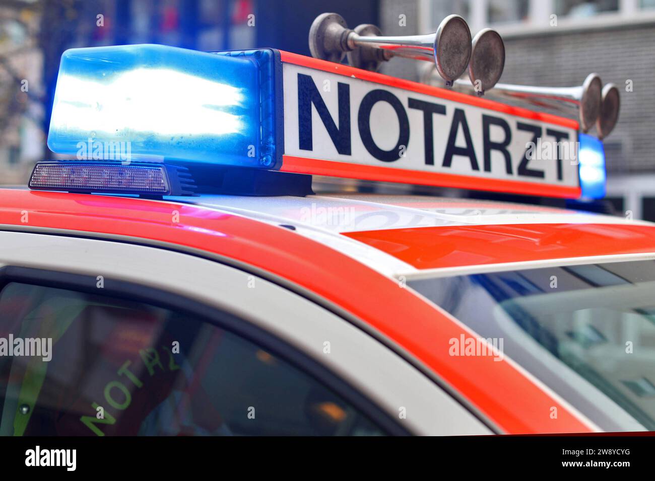 20.12.2023, Mönchengladbach, Ein Notarzt fährt mit Blaulicht durch eine ...