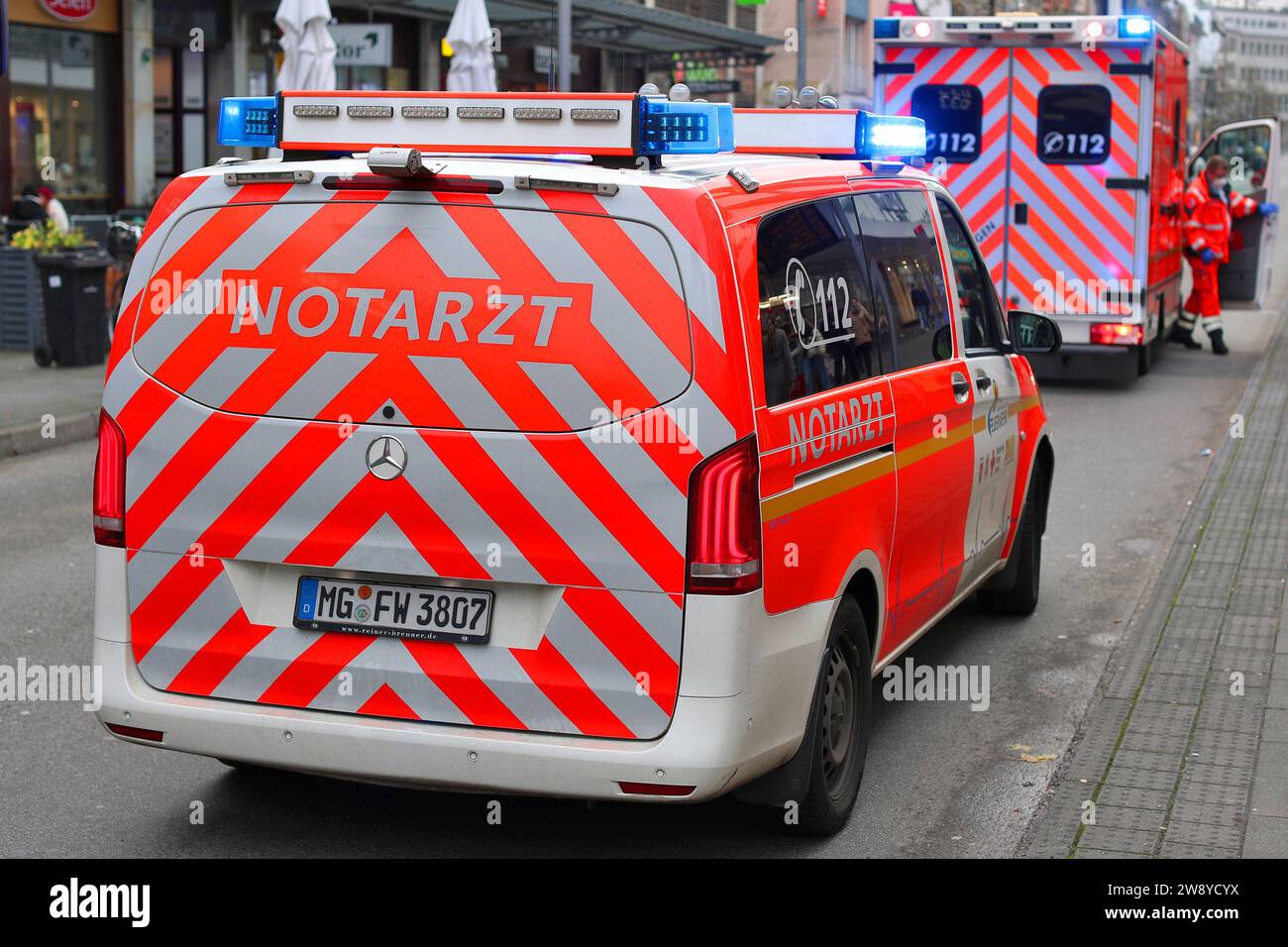 Sanitäter und krankenwagen hi-res stock photography and images - Alamy