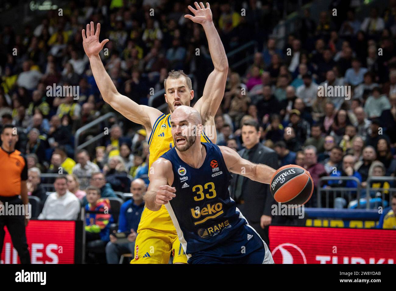 Matt Thomas (Alba Berlin, #11), Nick Calathes (Fenerbahce Beko Istanbul ...