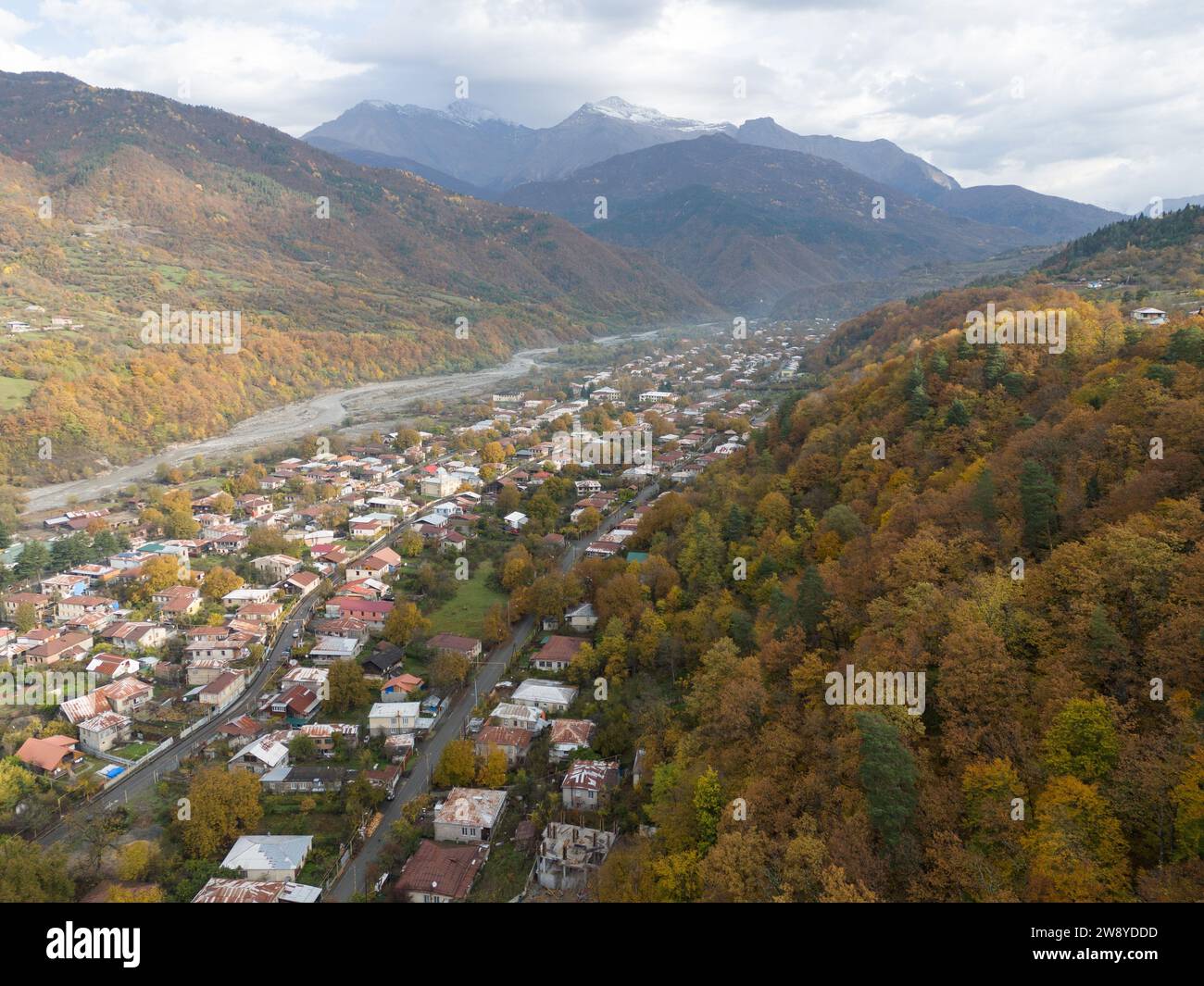 Oni, Georgia. 27th Oct, 2023. View of the town of Oni on the banks of ...