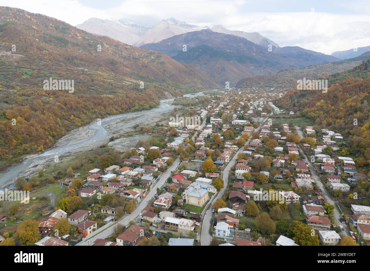 Oni, Georgia. 27th Oct, 2023. The synagogue in the city center in front ...