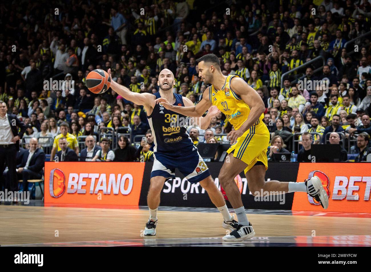 Nick Calathes (Fenerbahce Beko Istanbul, #33), Johannes Thiemann (Alba ...