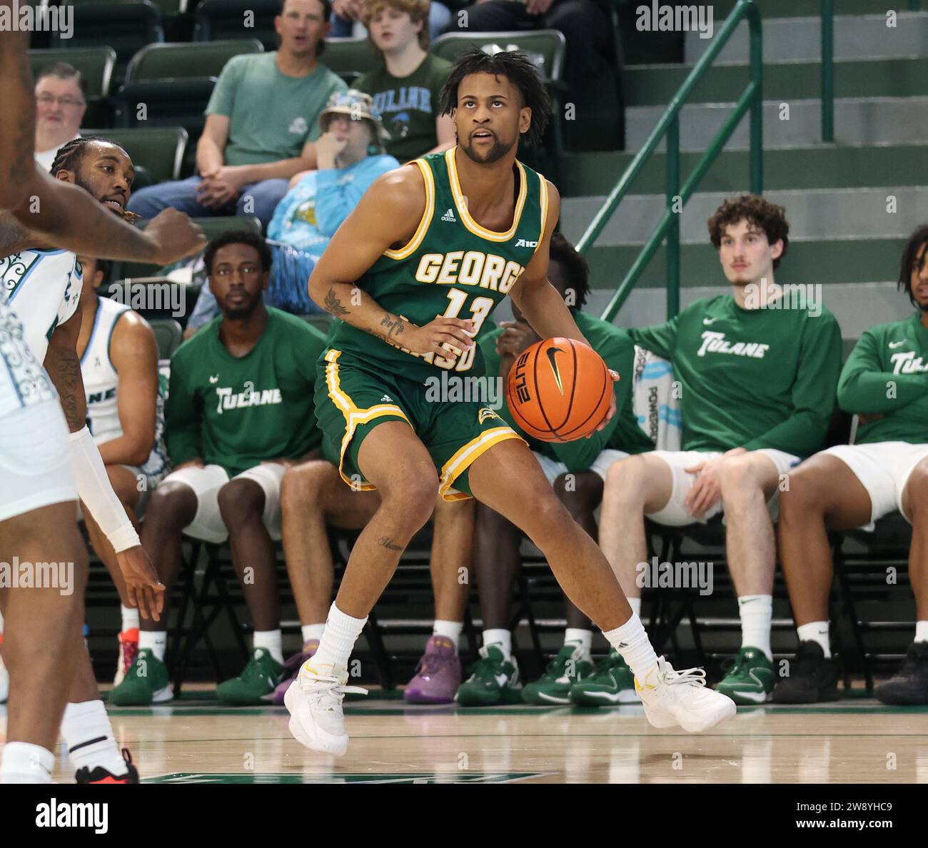 New Orleans, USA. 22nd Dec, 2023. George Mason Patriots guard Darius ...