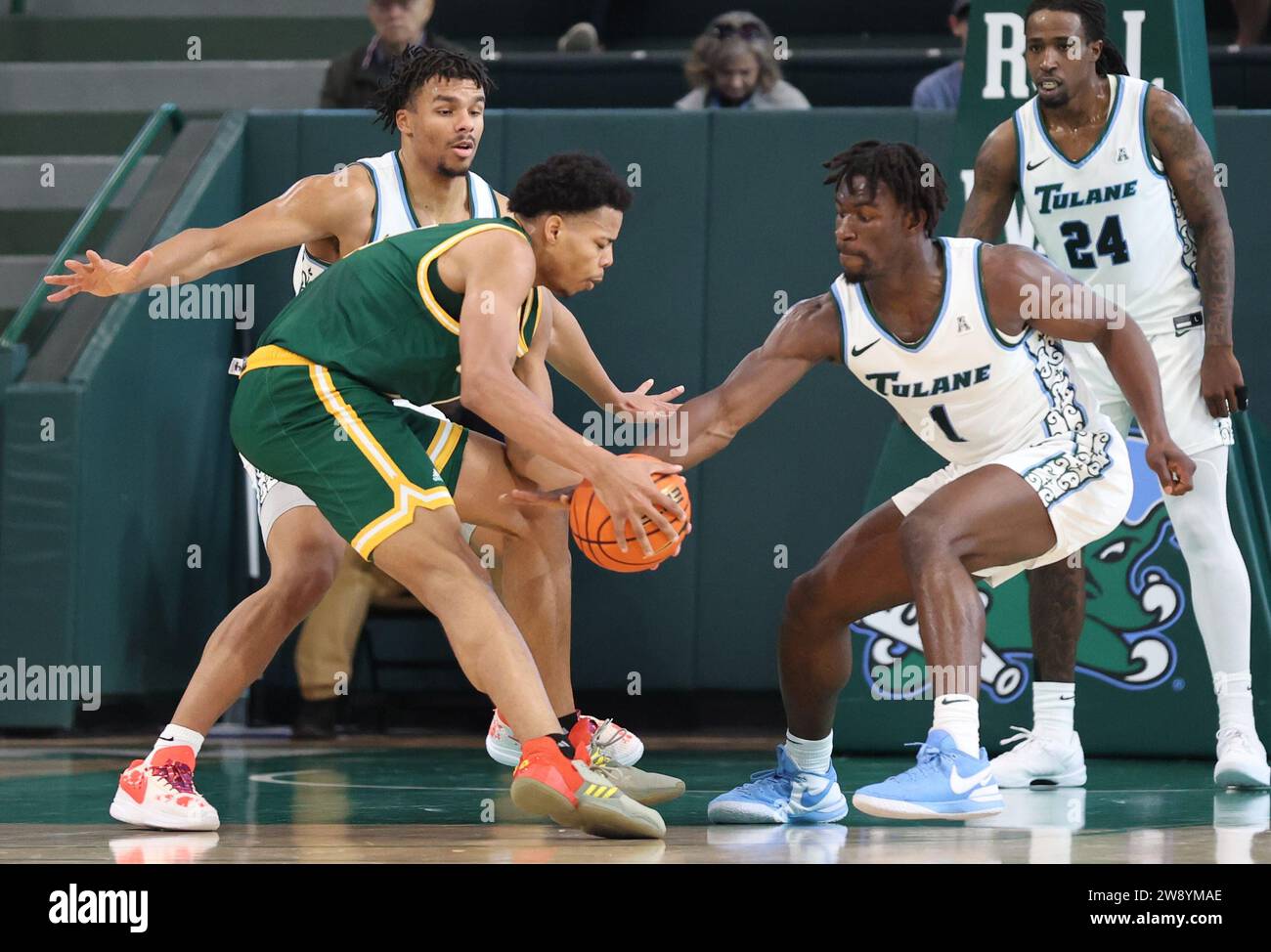 New Orleans, USA. 22nd Dec, 2023. Tulane Green Wave guard Sion James (1 ...