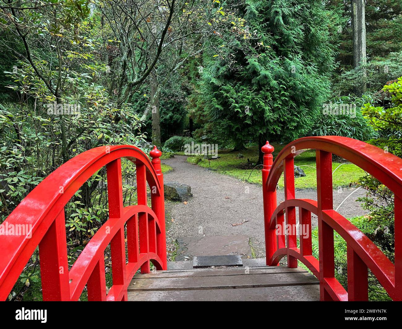 Pathway in oriental garden hi-res stock photography and images - Alamy