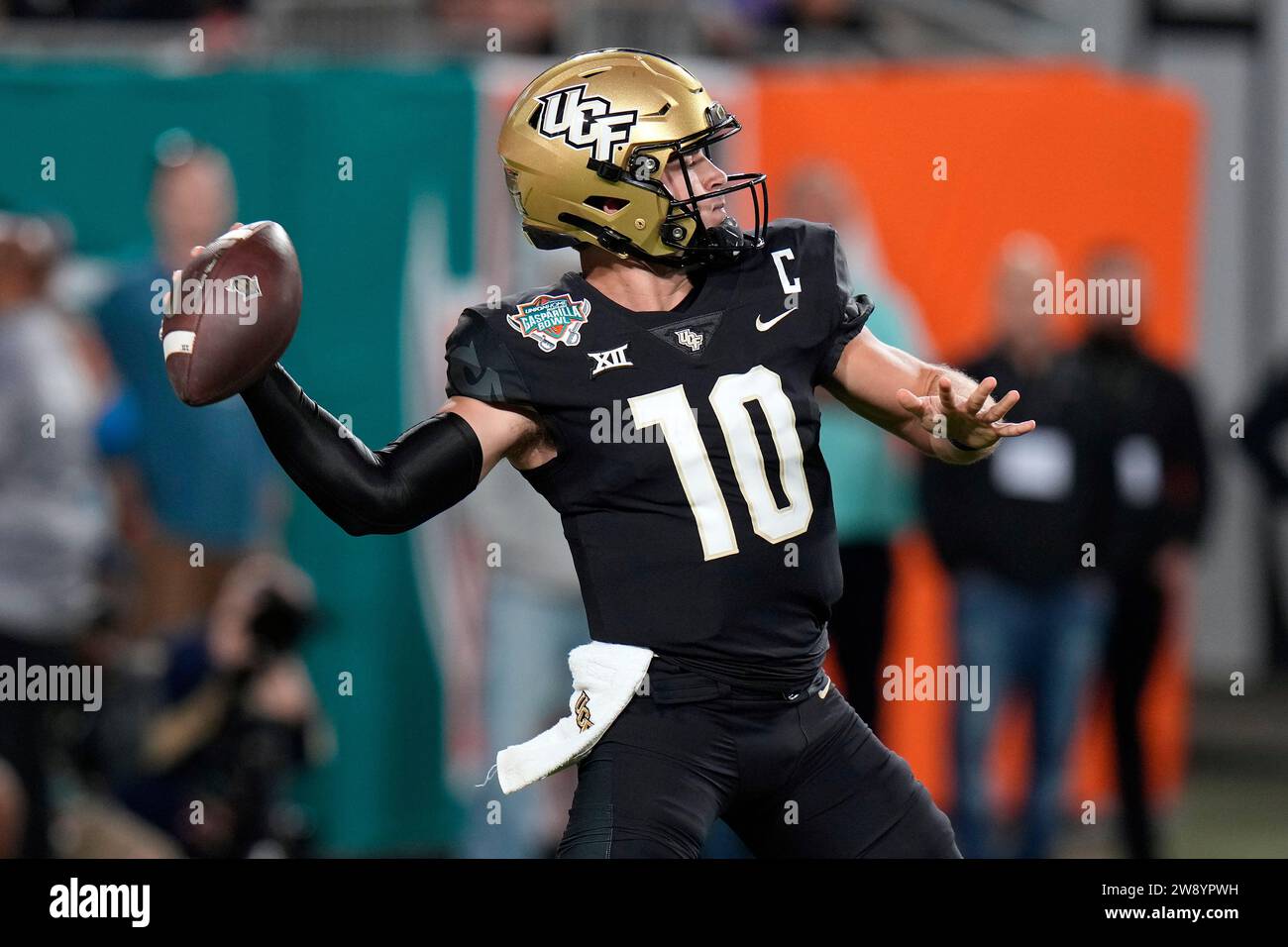 Central Florida quarterback John Rhys Plumlee (10) throws a pass ...