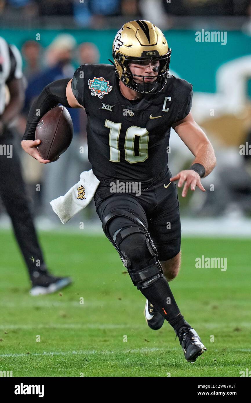 Central Florida quarterback John Rhys Plumlee (10) runs for a gain ...