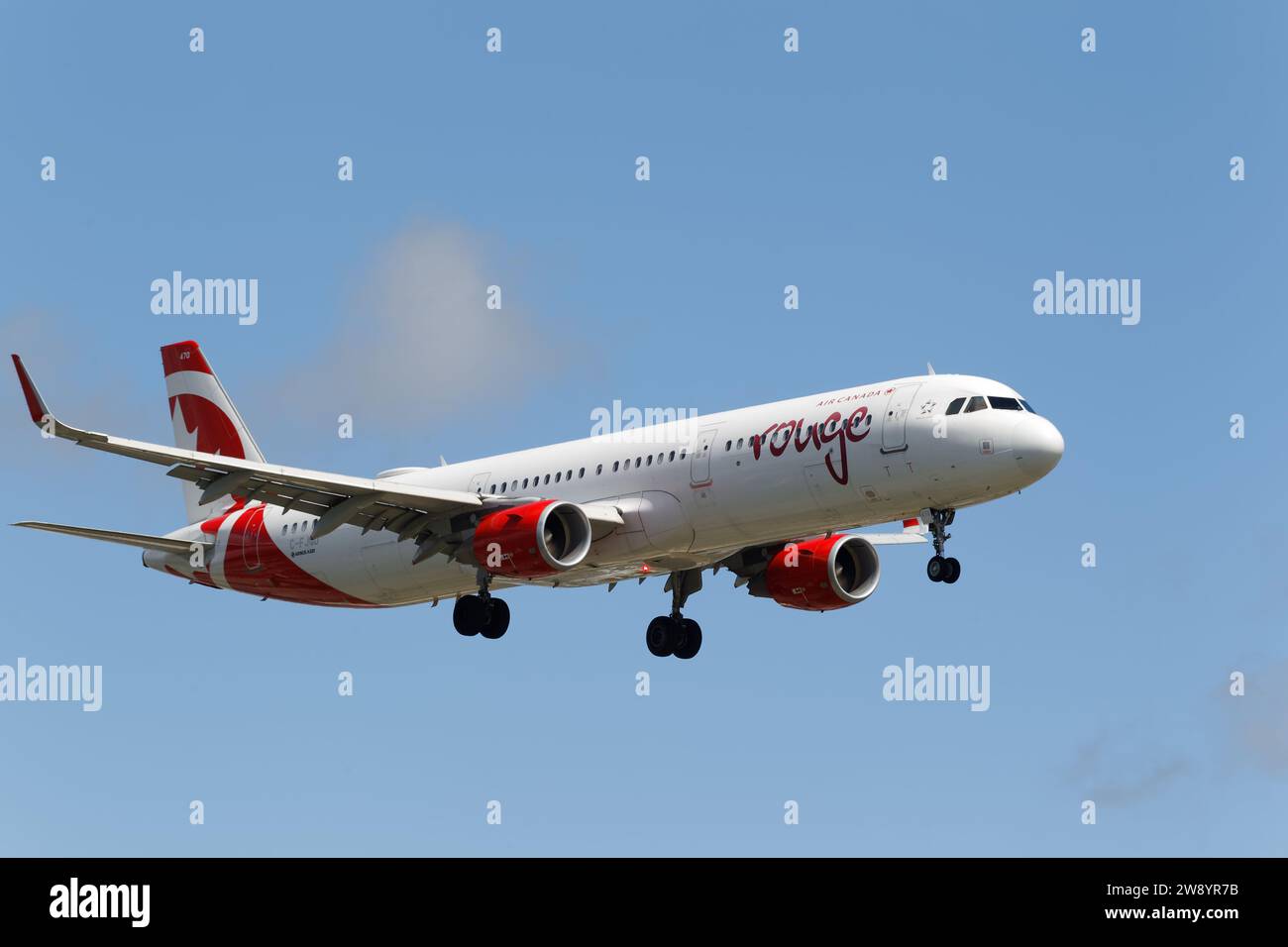 Air Canada Rouge aircraft preparing it's approach to the Montréal ...