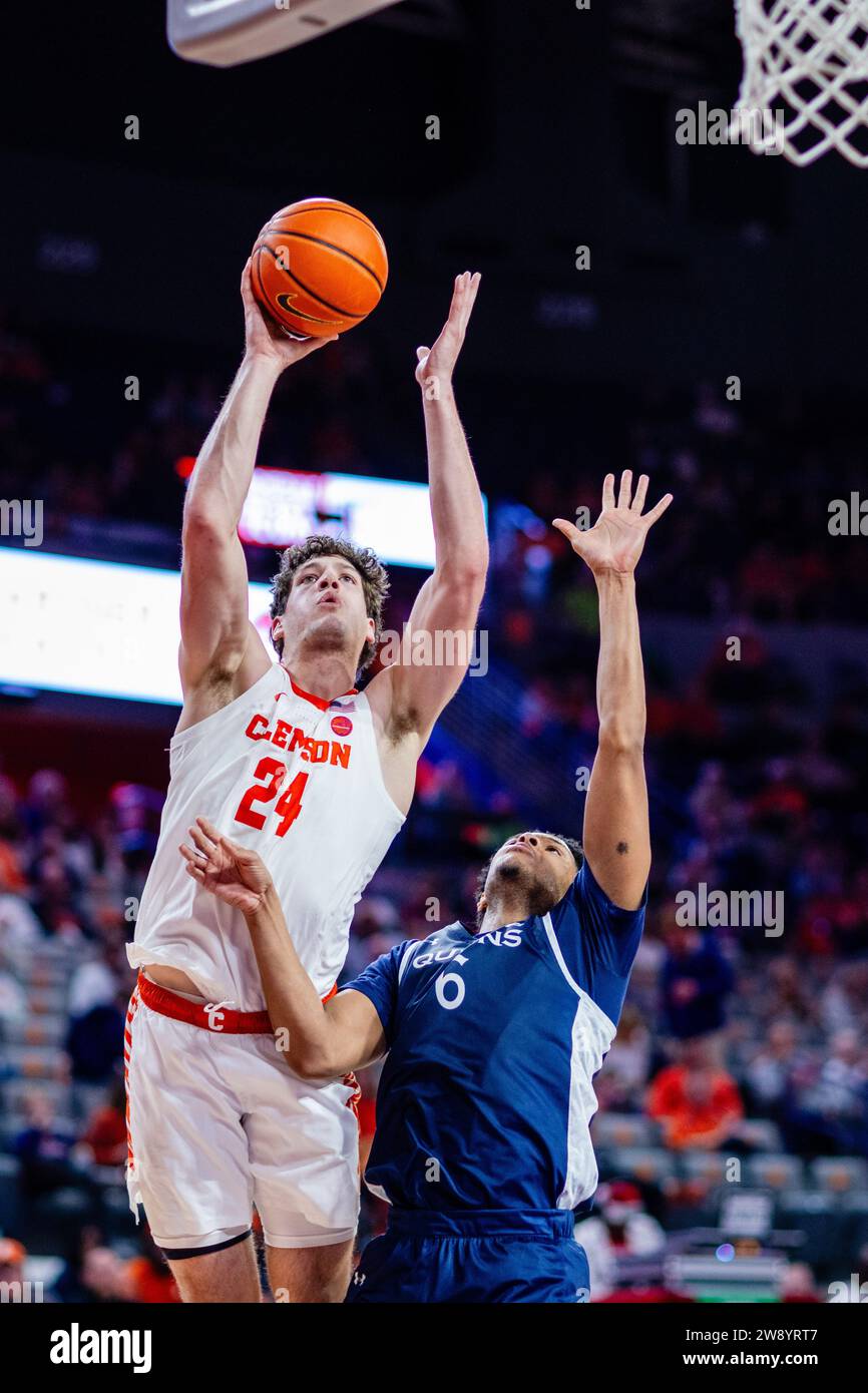 Clemson, SC, USA. 22nd Dec, 2023. Clemson Tigers PJ Hall (24) shoots on ...