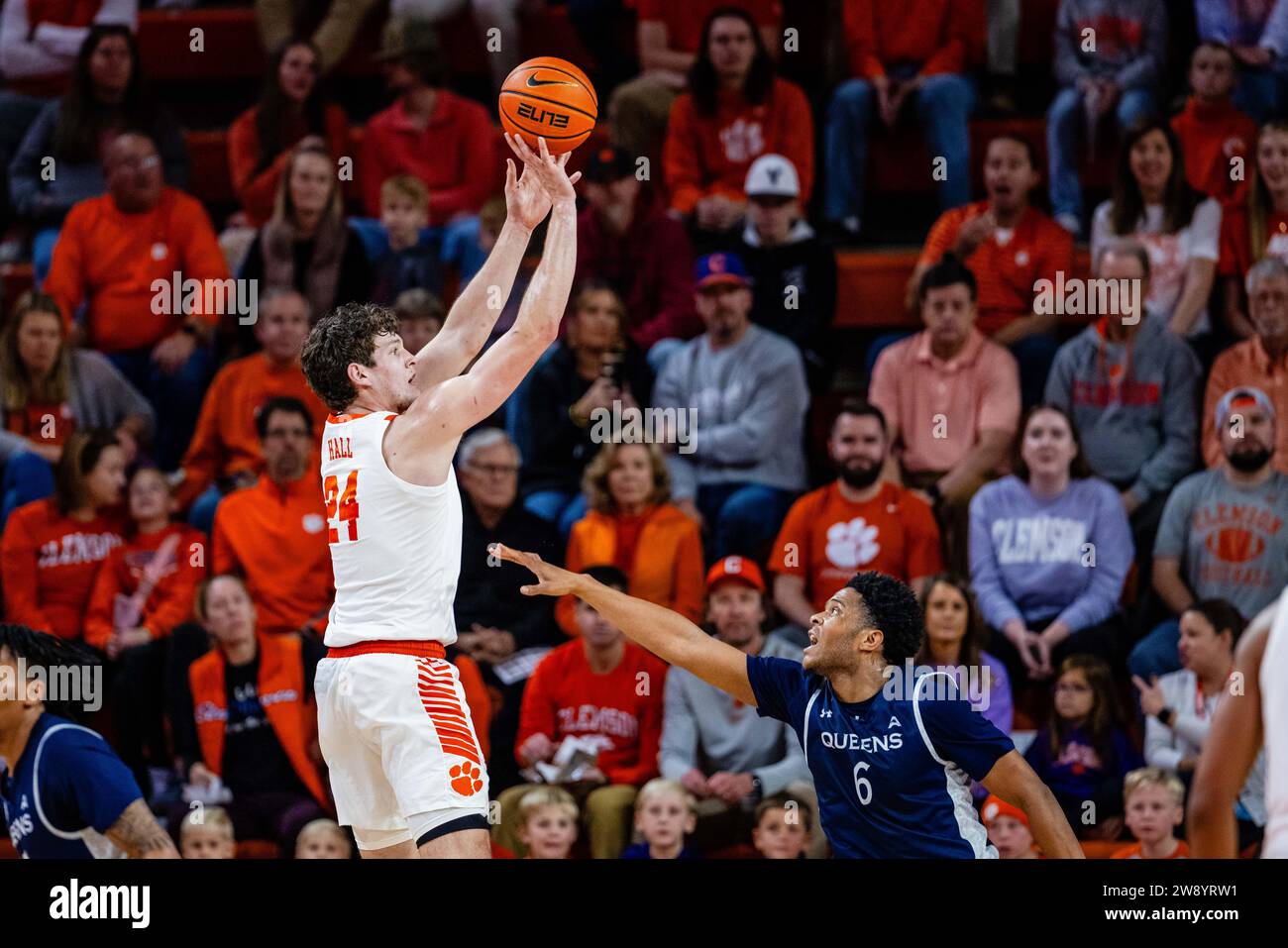 Clemson, SC, USA. 22nd Dec, 2023. Clemson Tigers PJ Hall (24) shoots ...