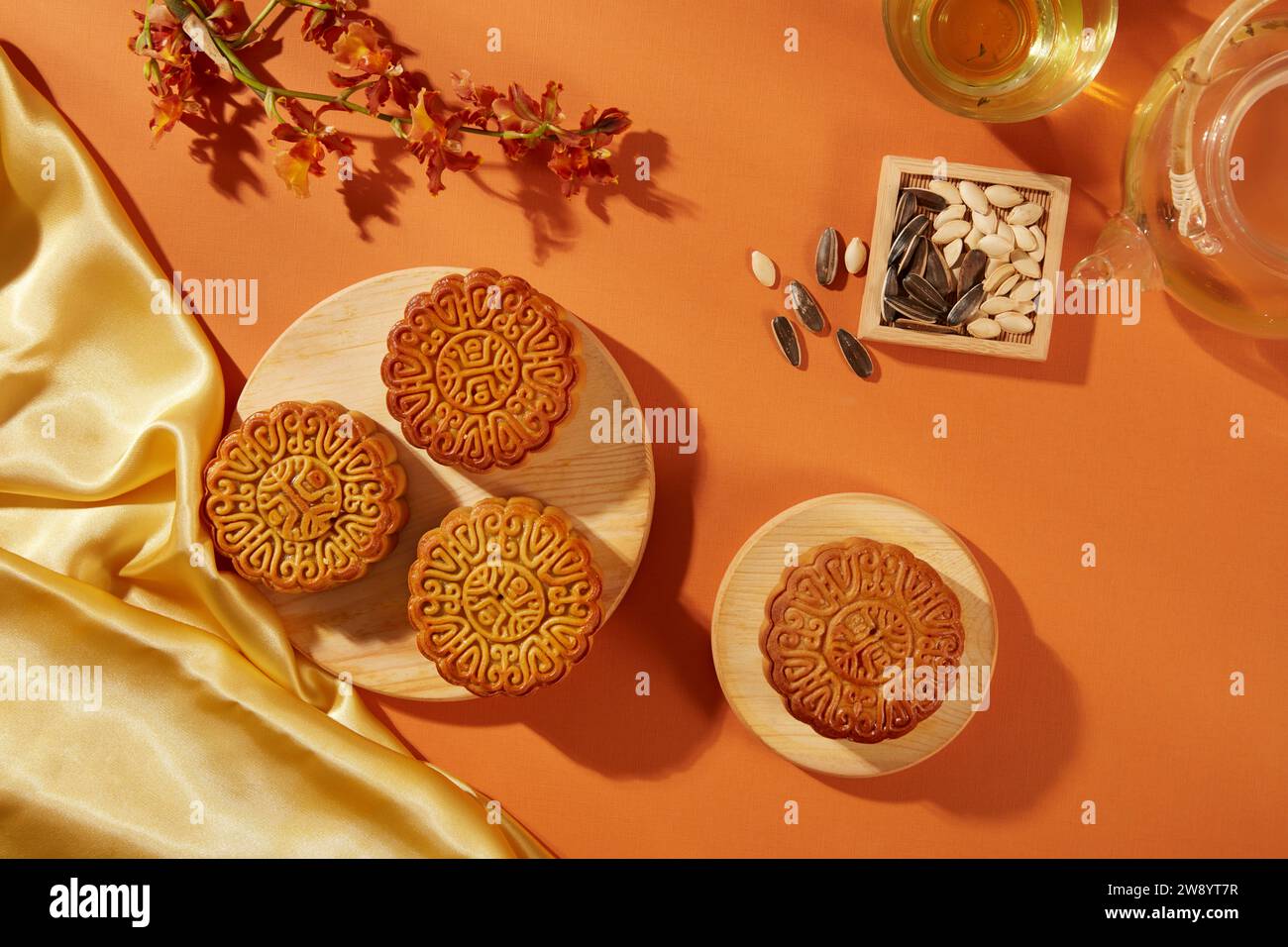 Scene of a small tea party for the Mid-Autumn Festival. Appetizing ...