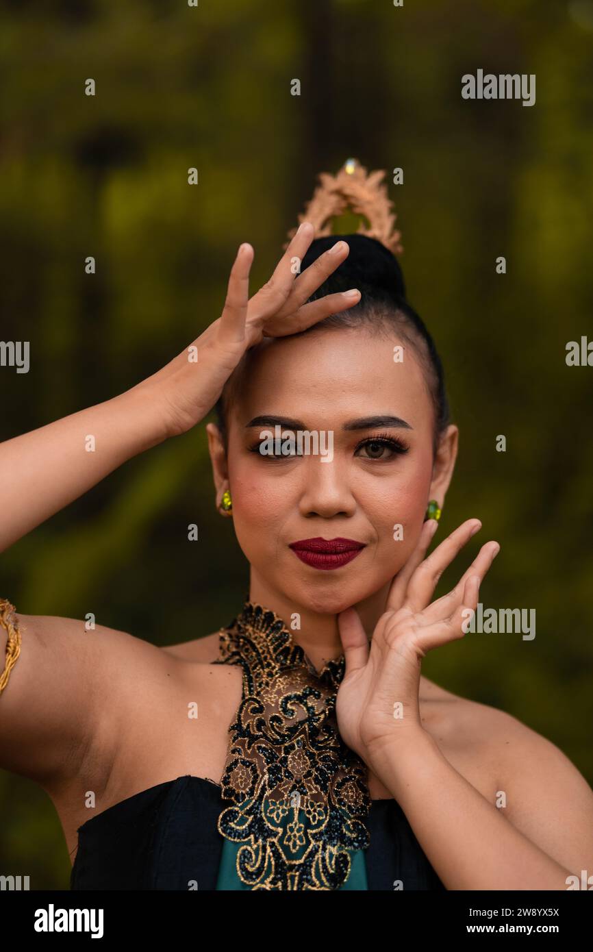 Beautiful face of a Javanese woman in a traditional dance costume ...
