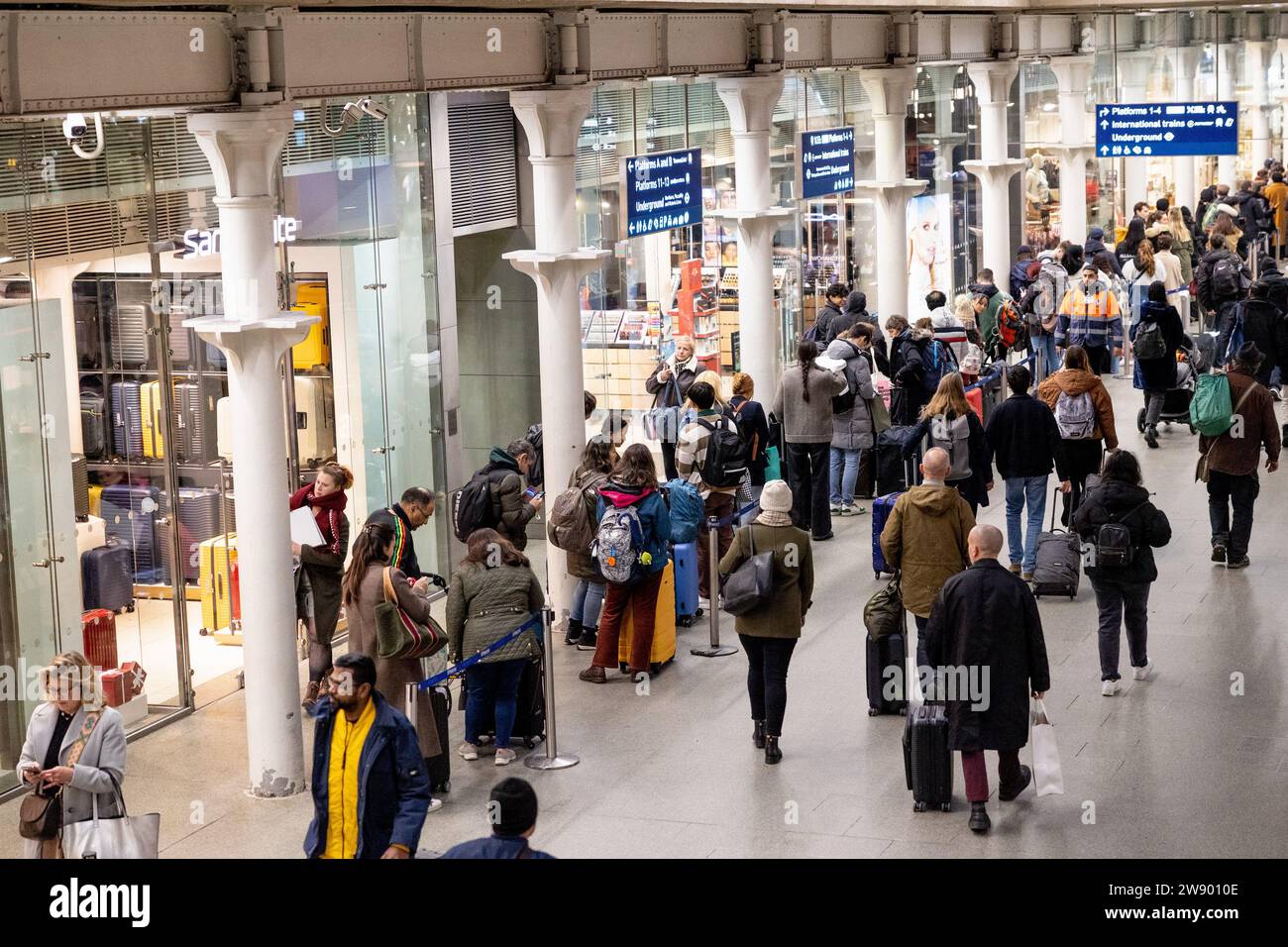London, UK. 22nd Dec, 2023. A long queue seen for Christmas travelers ...