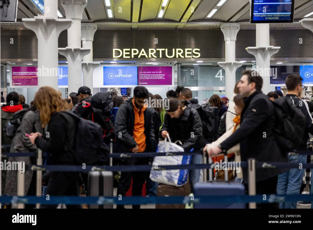 London, UK. 22nd Dec, 2023. A long queue seen for Christmas travellers ...