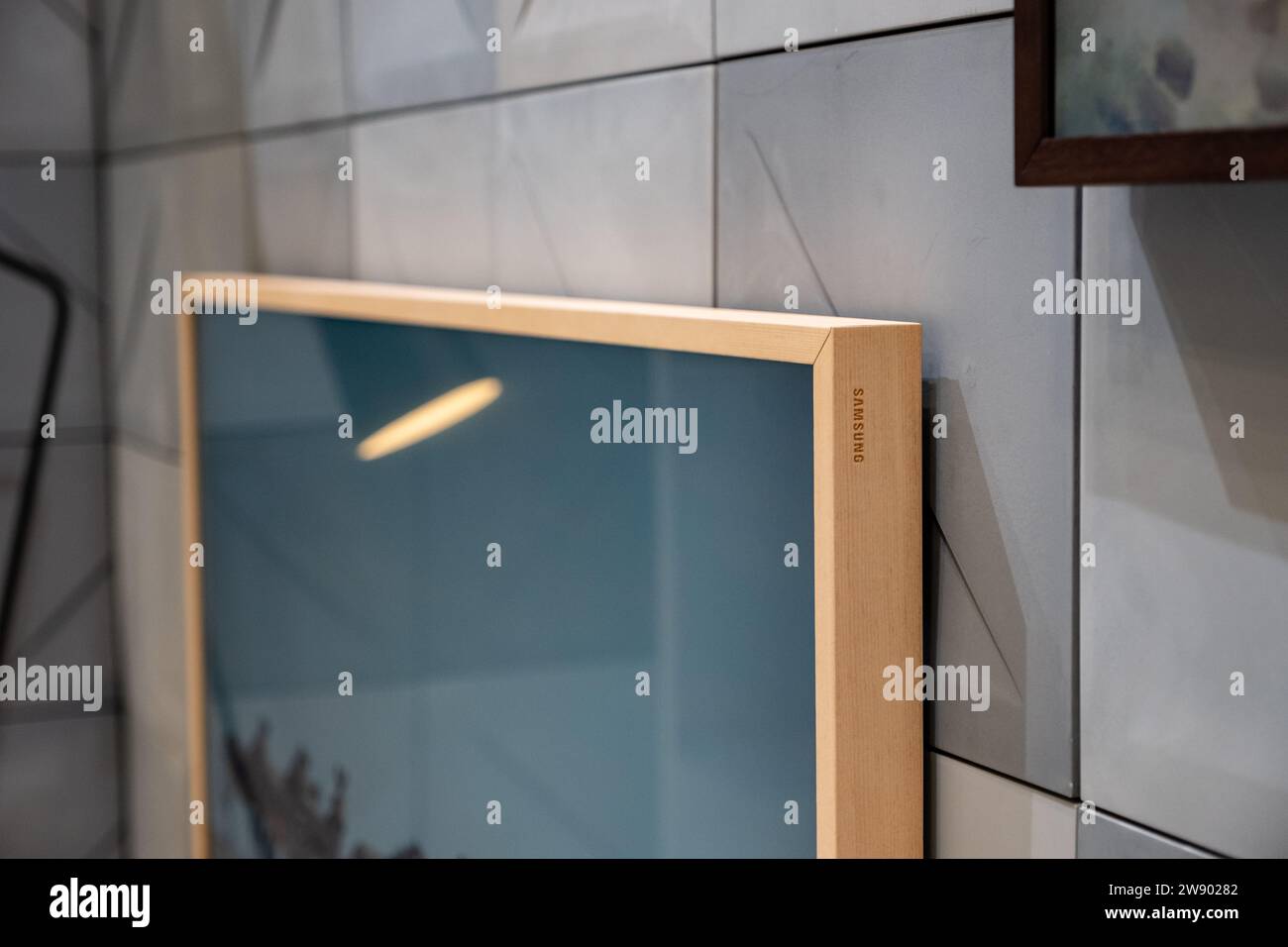 Samsung Tivi the Frame Stock Photo - Alamy
