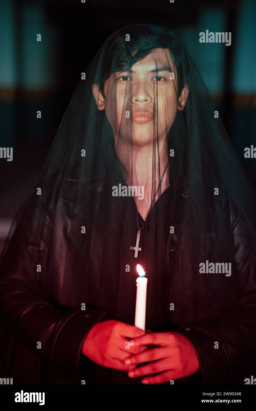 Magic man holding skull hi-res stock photography and images - Alamy