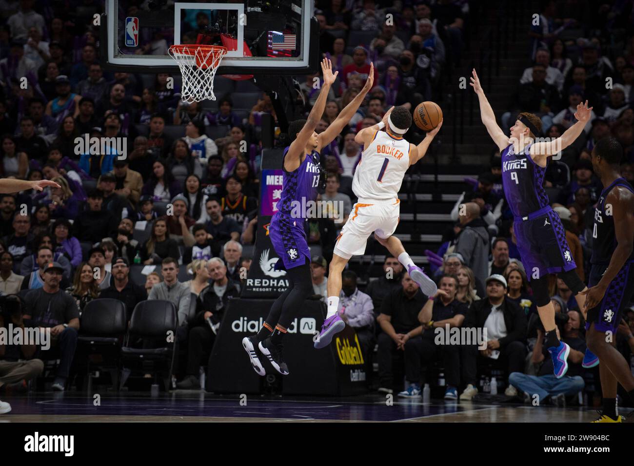 Phoenix Suns guard Devin Booker (1) shoots from between Sacramento ...