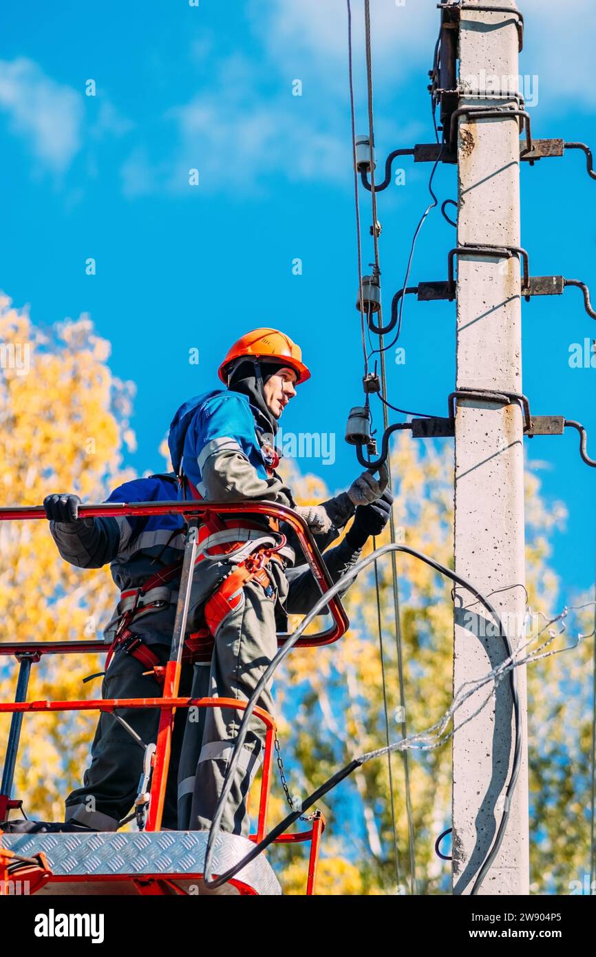 Worker climbing utility pole hi-res stock photography and images - Alamy