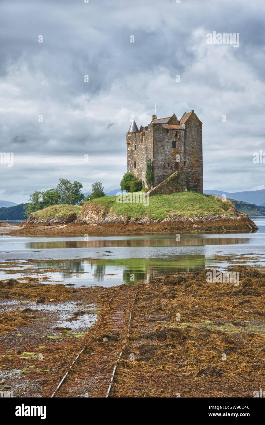 The magical atmosphere of the castles and lakes of Scotland Stock Photo ...