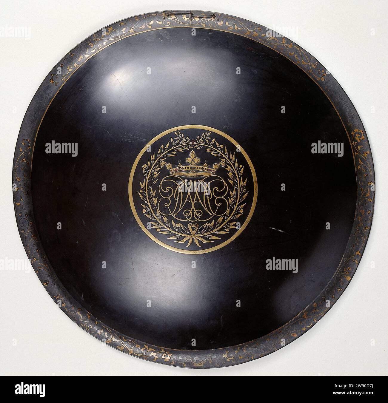 Lakschild, anonymous, c. 1700 shield Round black lacquered shield with ...