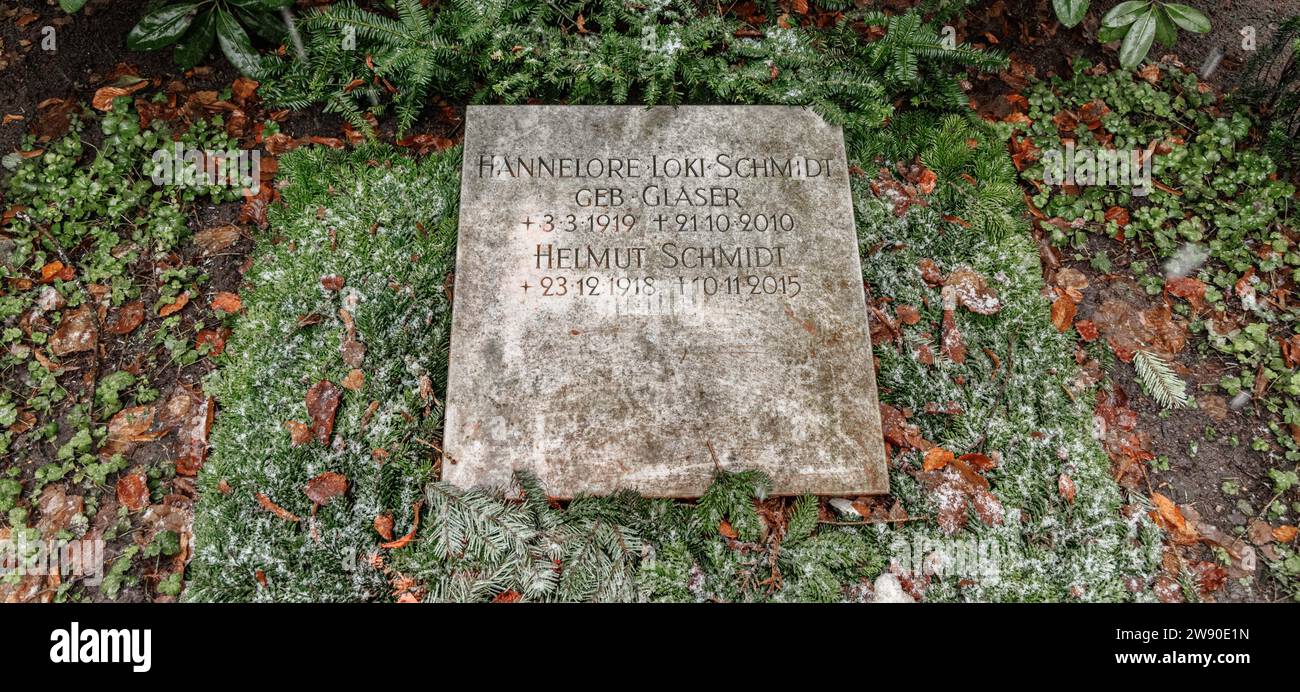 Hamburg, Germany. 23rd Dec, 2023. View of the grave of Helmut and ...