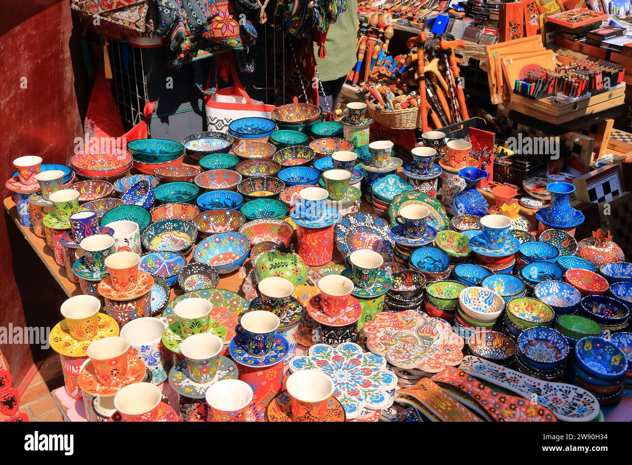 Medieval islamic pottery hi-res stock photography and images - Alamy