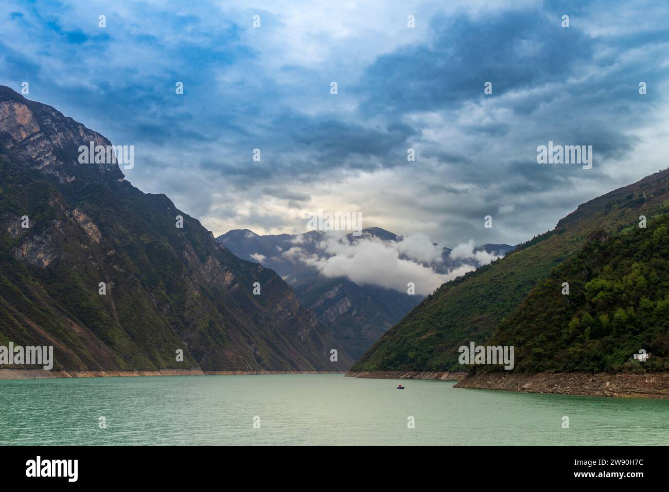Enjoy the serenity and majesty of the Three Gorges of the Yangtze River and the majesty of ...