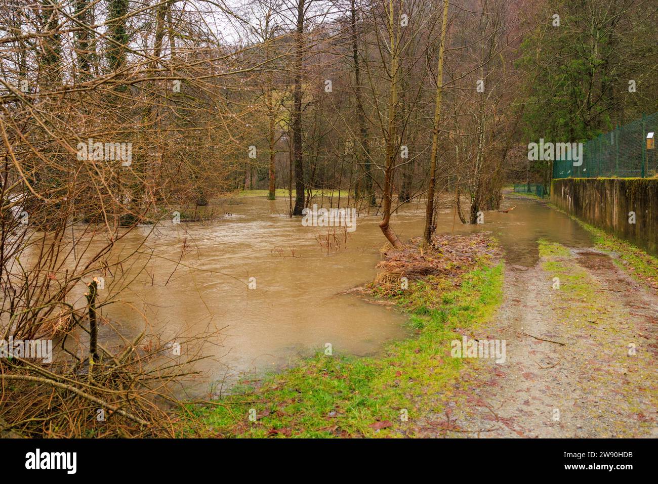 Aktuelles Zeitgeschehen 2023-12-23, GER, Bayern, Passau: Angefacht von ...