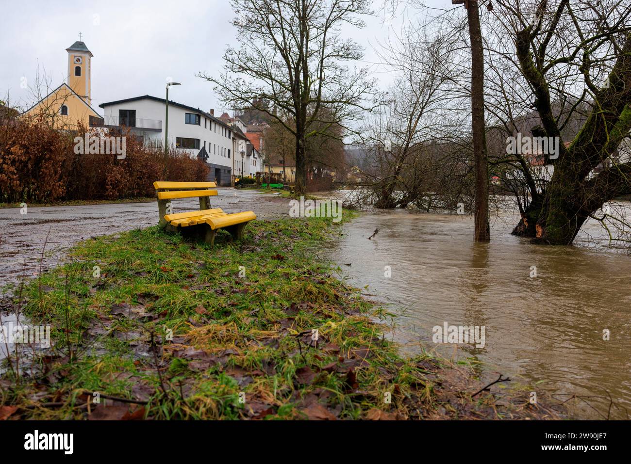 Aktuelles Zeitgeschehen 2023-12-23, GER, Bayern, Passau: Angefacht von ...