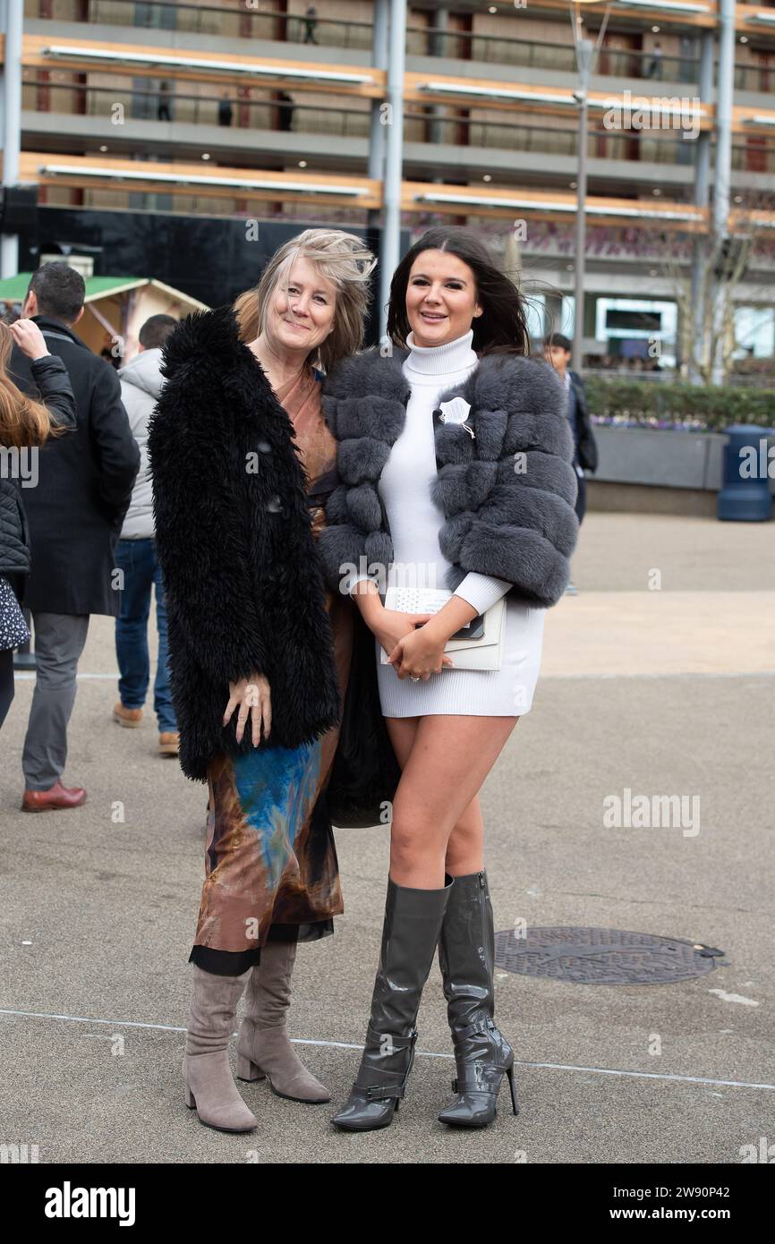 Ascot, Berkshire, UK. 23rd December, 2023. Racegoers arriving at Ascot ...