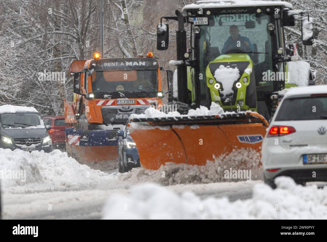 Annaberg Buchholz, Germany. 23rd Dec, 2023. Snow plows clear the B95 ...