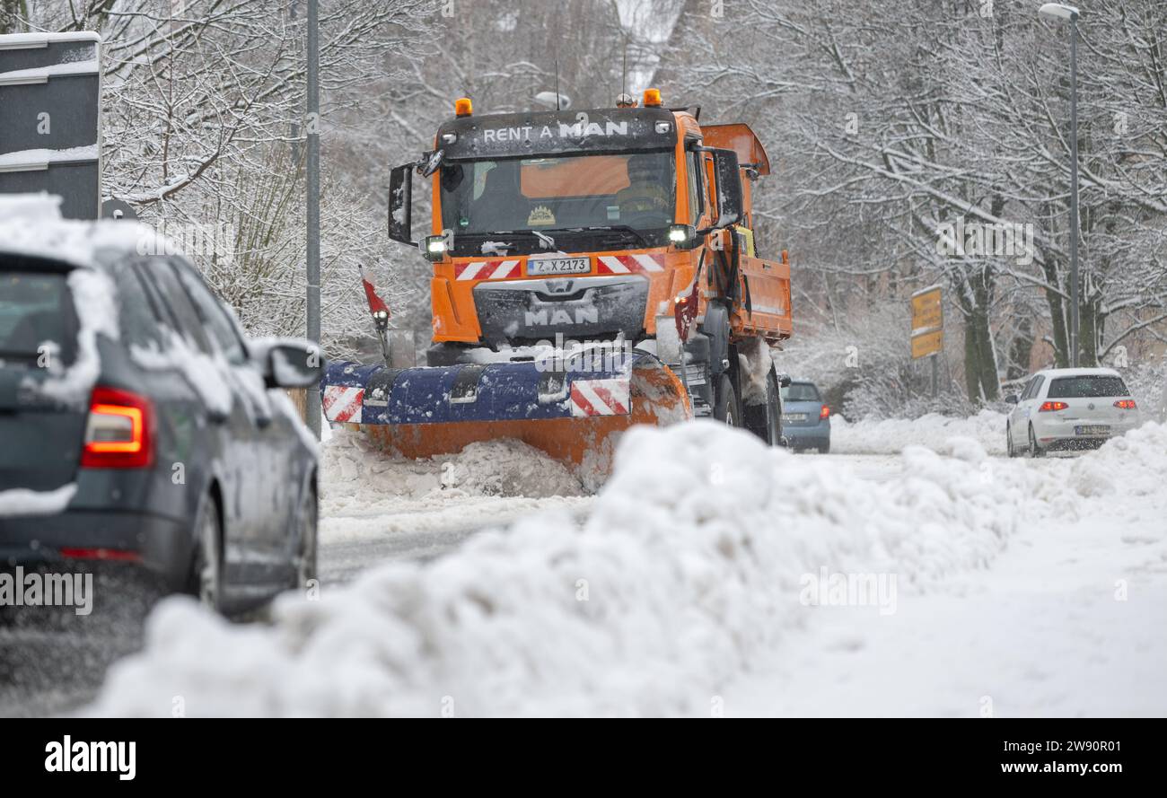 Annaberg Buchholz, Germany. 23rd Dec, 2023. A snow plow clears the ...
