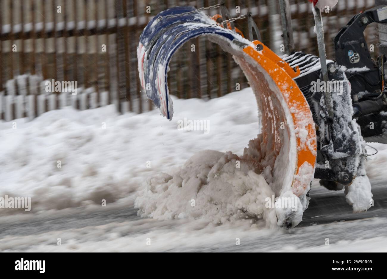 Annaberg Buchholz, Germany. 23rd Dec, 2023. A snow plow clears the ...