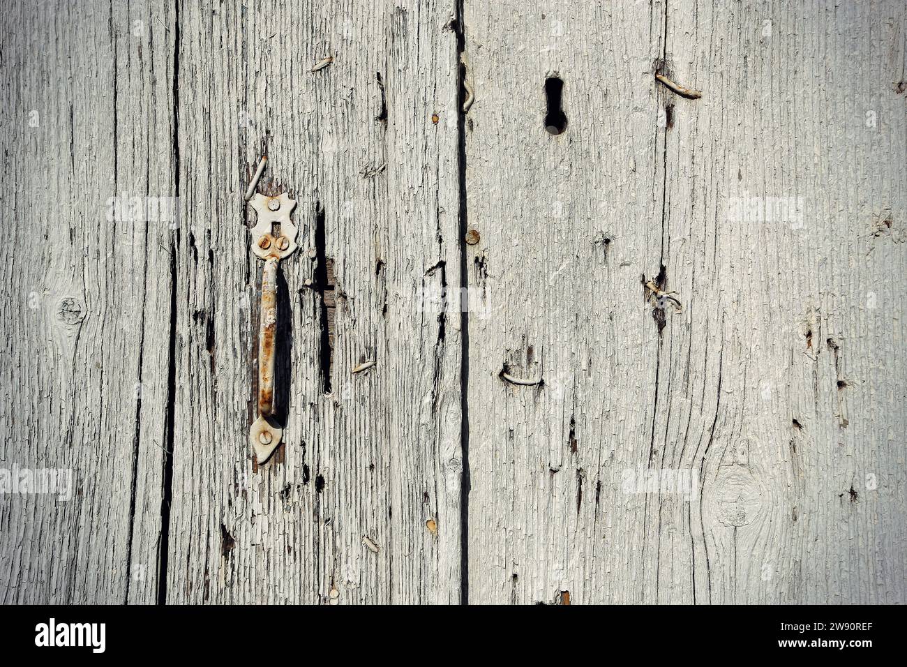 Vintage wooden door texture with handle Stock Photo - Alamy