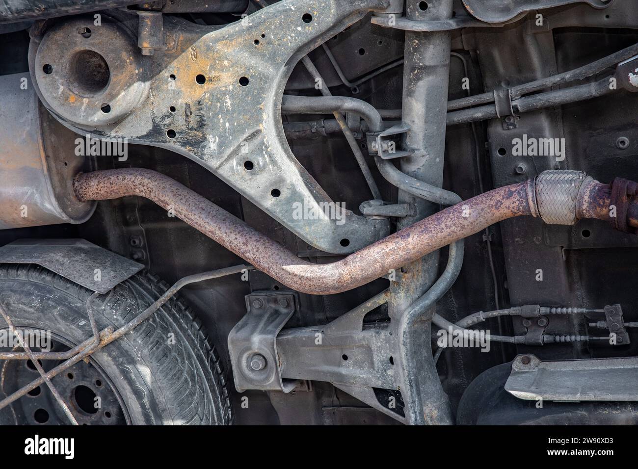 Underside of car after accident hi-res stock photography and images - Alamy